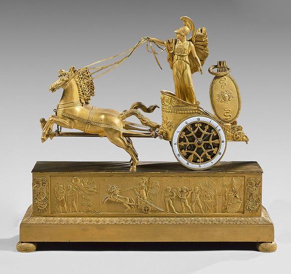 Pendule en bronze finement ciselé et doré au mat et à l'or bruni sous ...